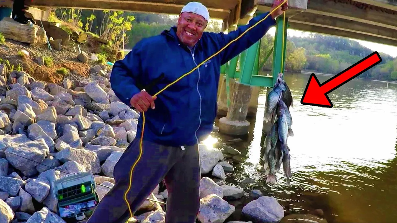 Watch VERTICAL JIGGING SETUP! Tips For Catching SLAB Crappie!!! Video ...